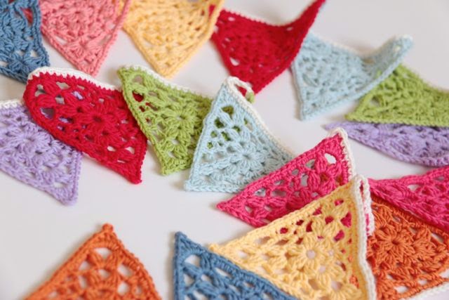 Fiber Flux: Beautiful Bunting! 12 Happy (+ Free) Crochet Patterns...