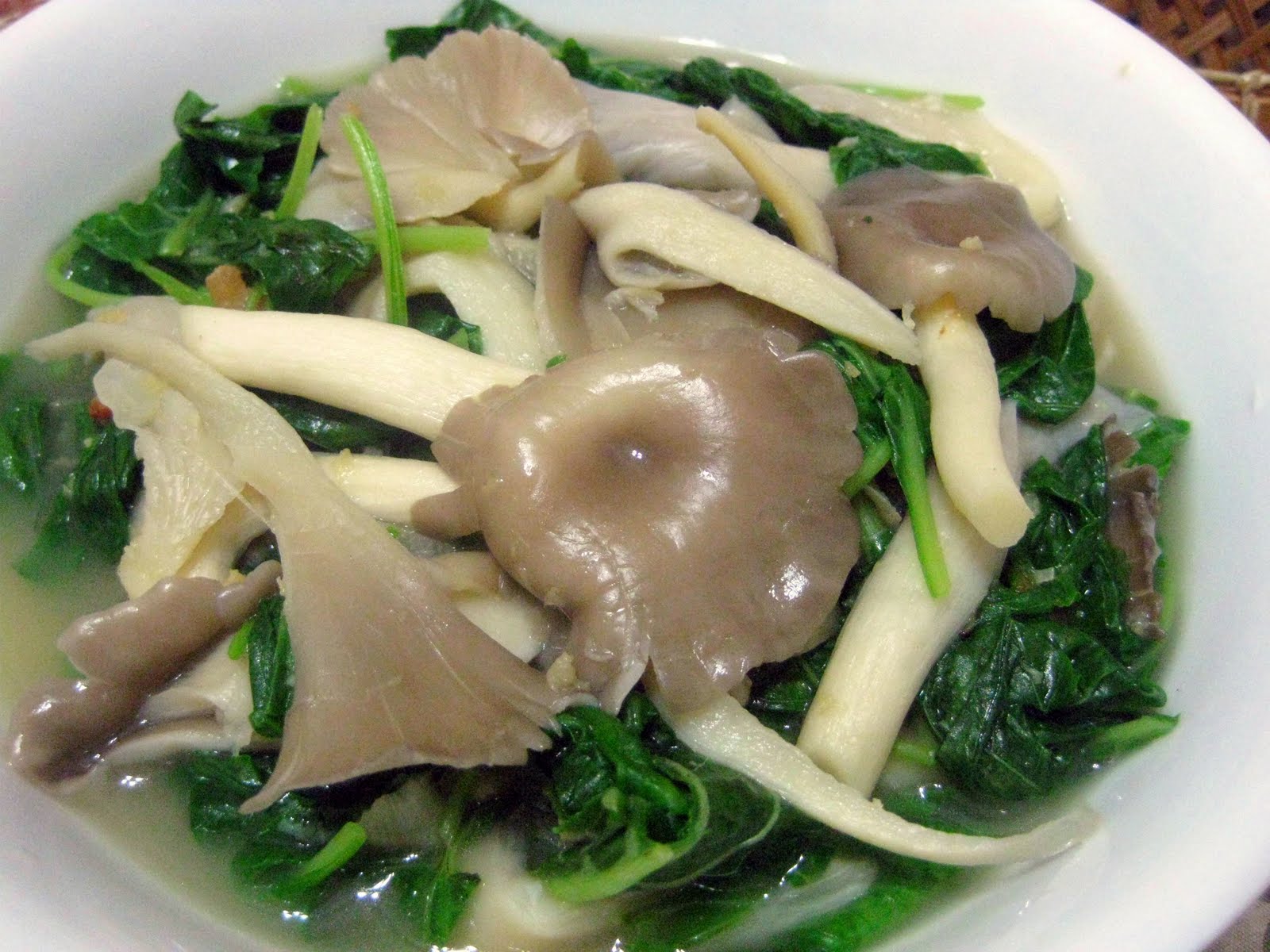 RESEPI NENNIE KHUZAIFAH: Sup bayam & cendawan