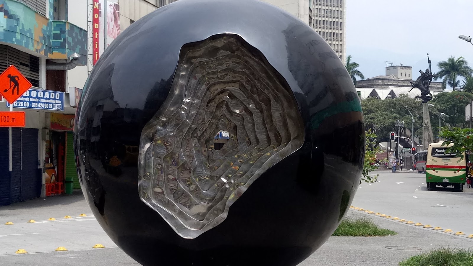 Esculturas de Colombia: Esfera Pública - Fredy Alzate Gómez