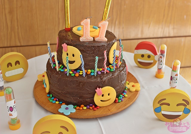 Bolo Emoji - Festa 11 anos da Sofia - Inventando com a mamãe