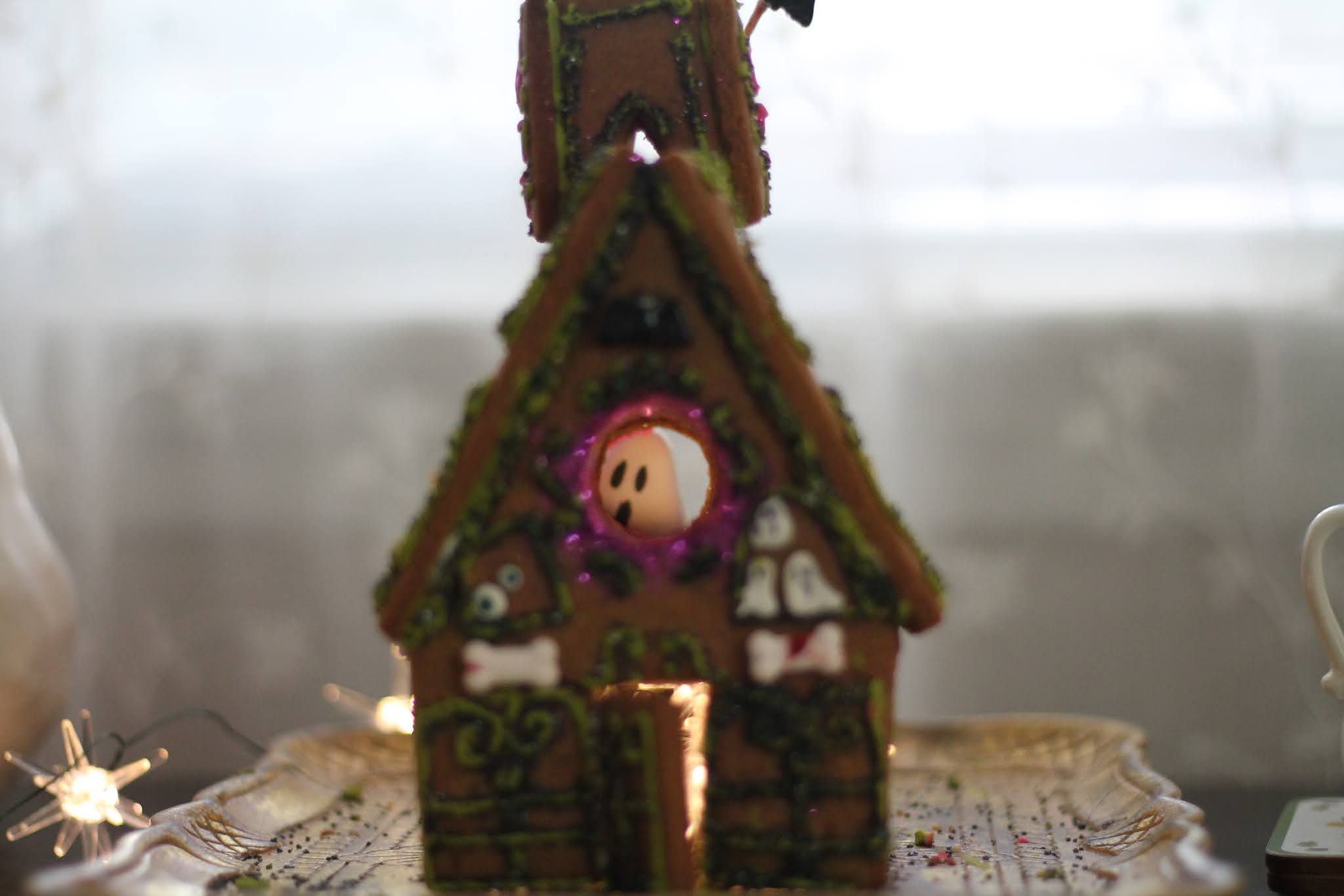 Gingerbread haunted house cookie — The Cookie Couture