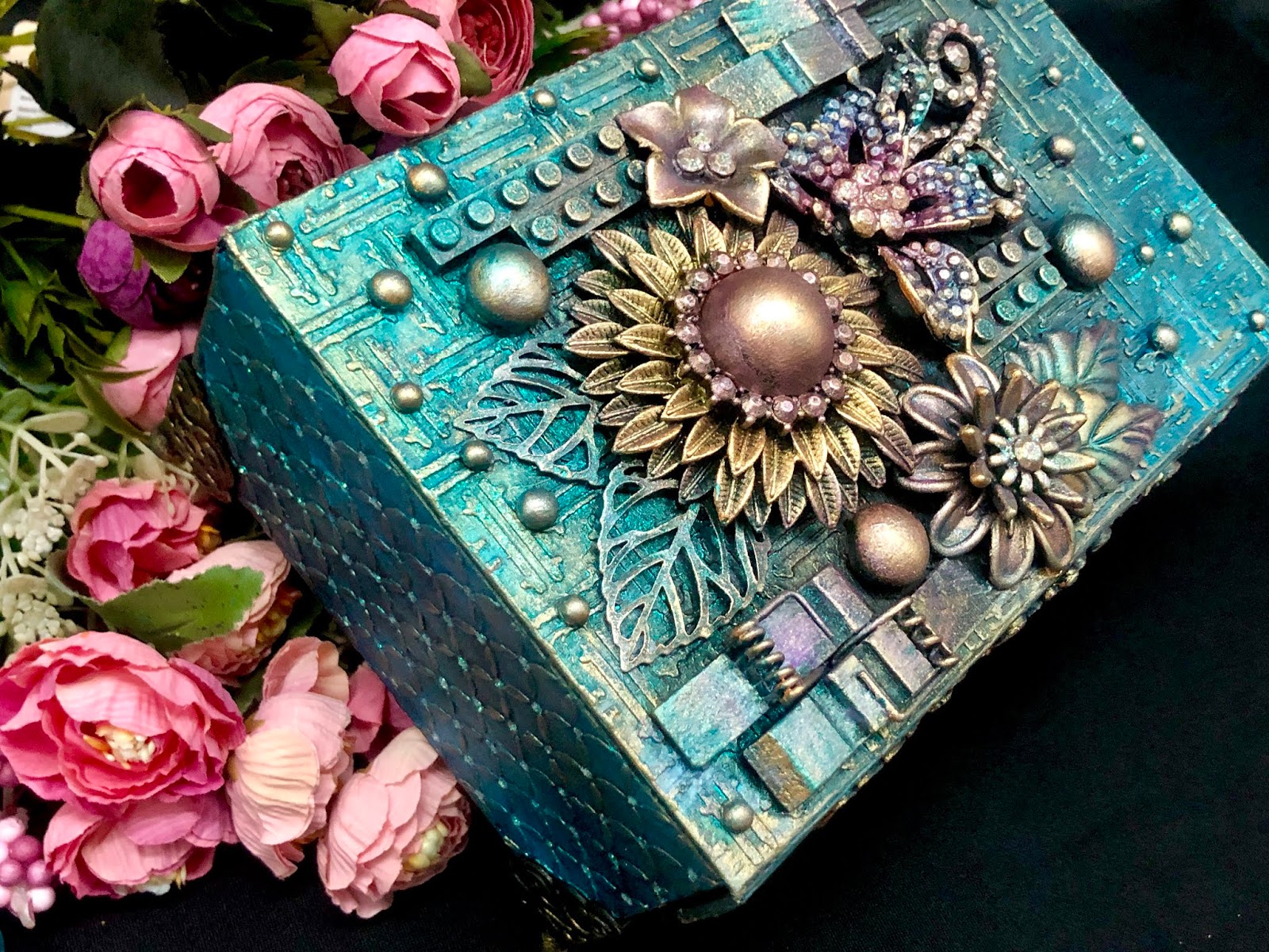 Chells Scrapping: Antique Memory Box.