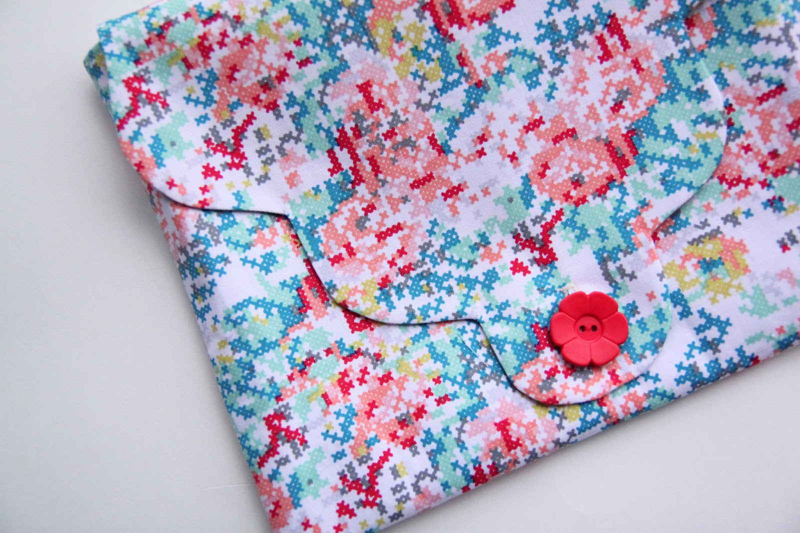 Scalloped Envelope Clutch ~ Free Pattern and Tutorial - The Cottage Mama