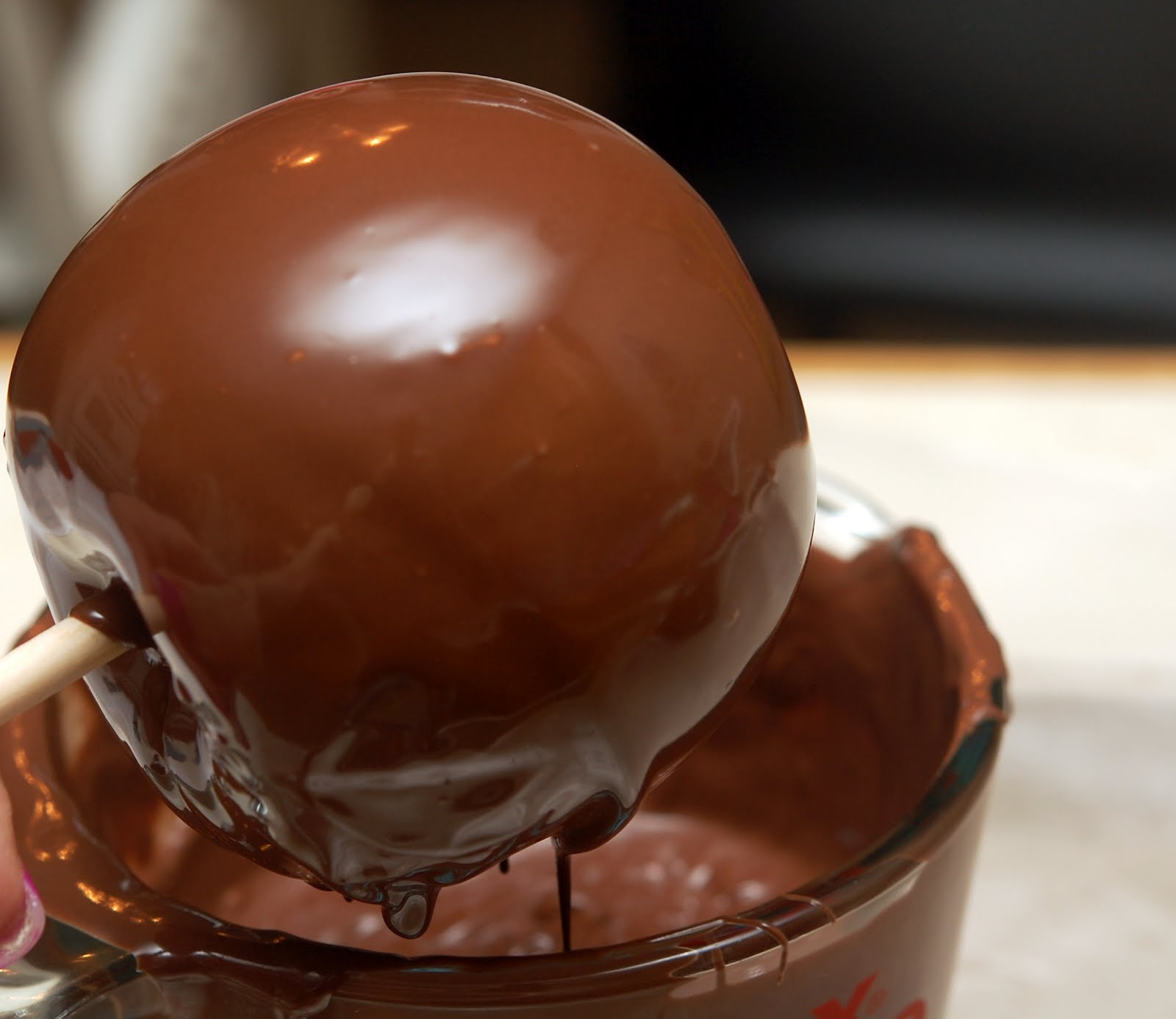 CHOCOLATE DIPPED APPLES - Hugs and Cookies XOXO