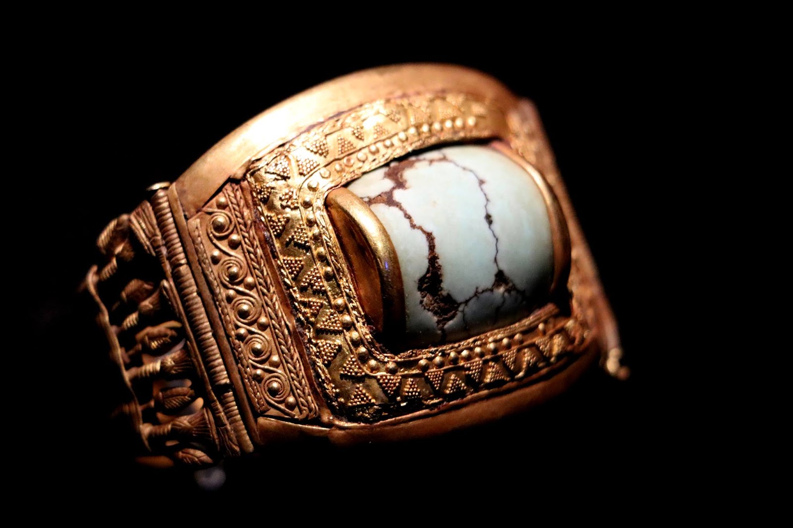 égyptophile: Un bracelet d'or, d'électrum et de turquoise de Toutankhamon