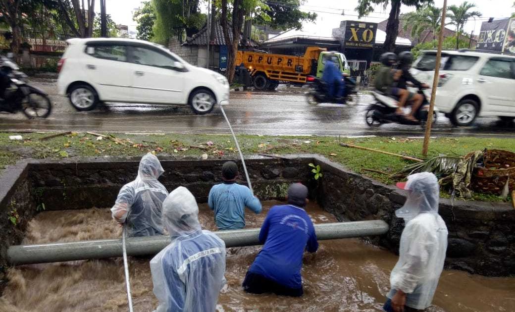 Drainase Tersumbat Sampah, Dinas PUPR Kota Denpasar Gencarkan Upaya Pembersihan - Dewata News