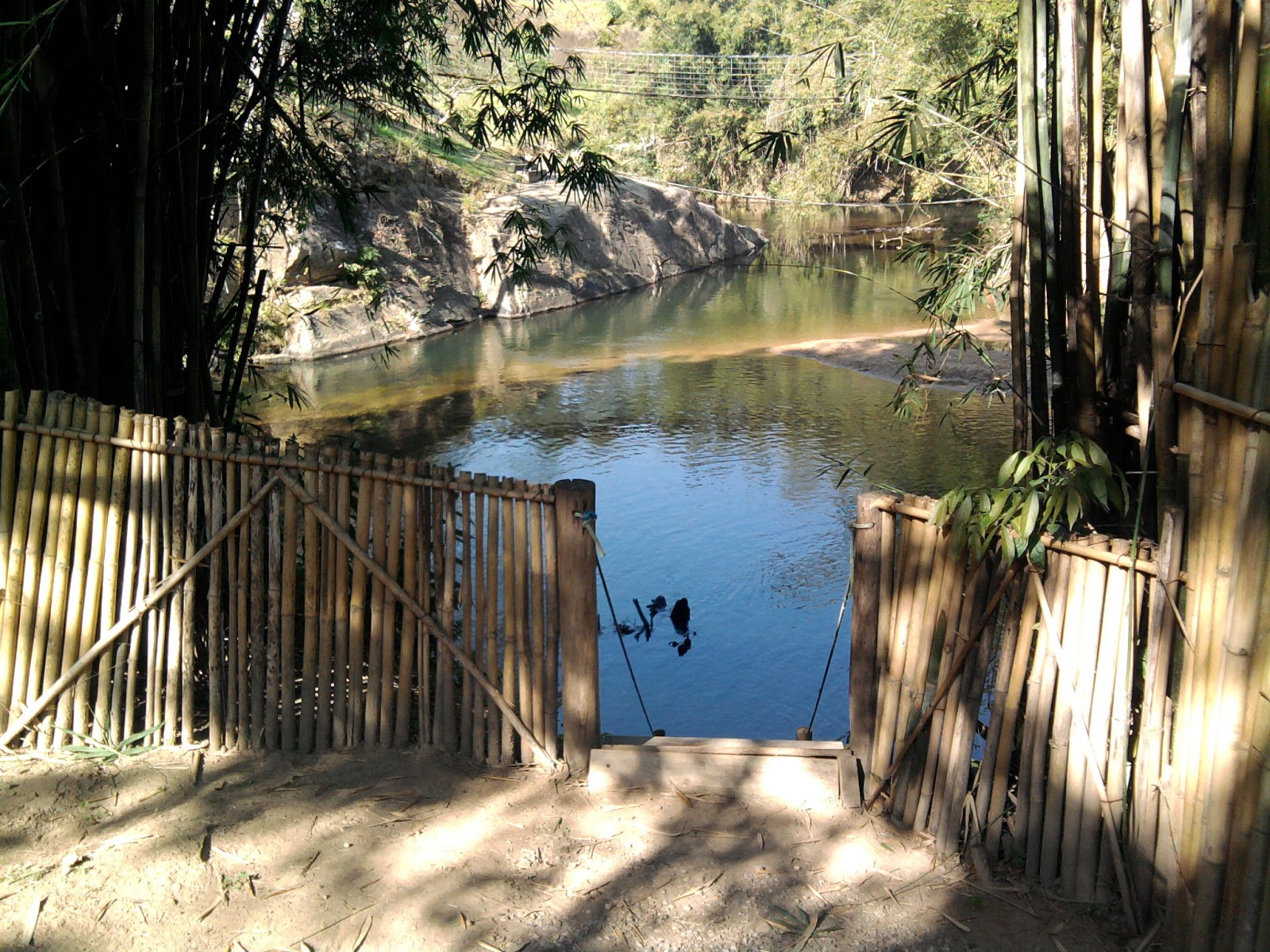 PONTO COMERCIAL OU PARTICULAR FUNDOS COM O RIO PIRACUAMA EM ...