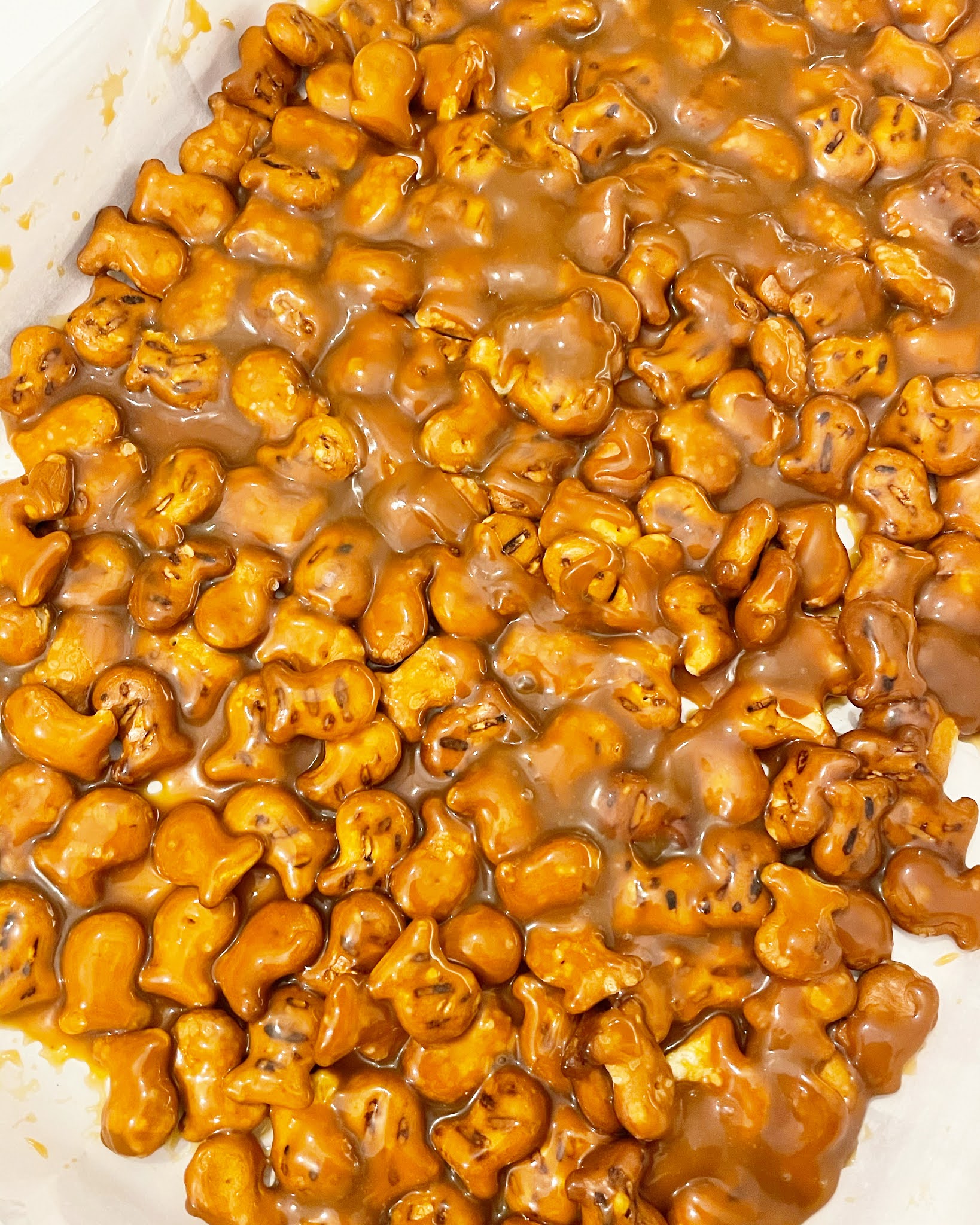TheKristenDiary: SWEET + SALTY GOLDFISH PRETZEL TOFFEE