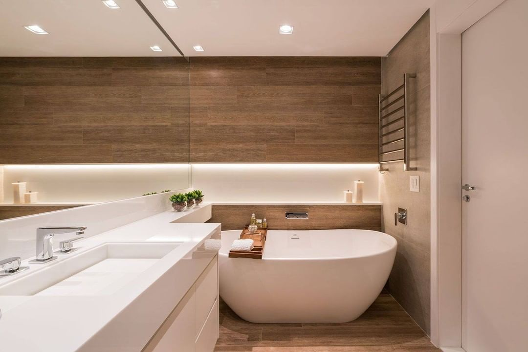 Banheiro branco e com porcelanato madeira + banheira de imersão e box ...