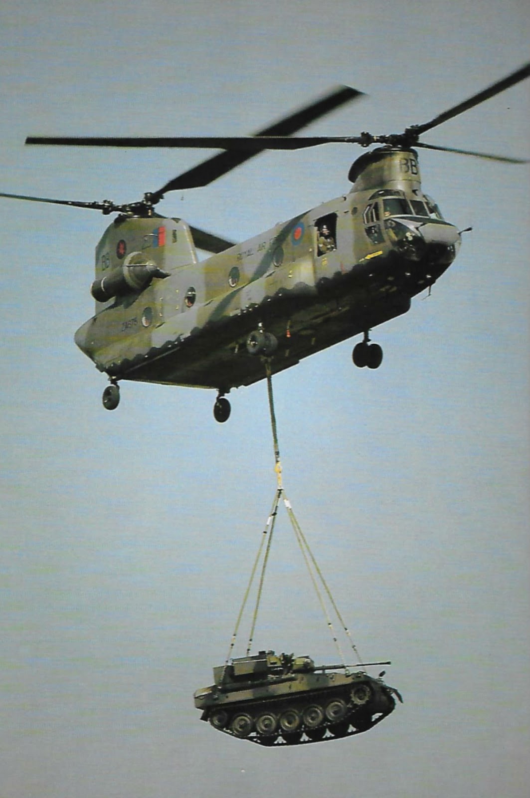 Le Boeing Vertol CH-47 Chinook.