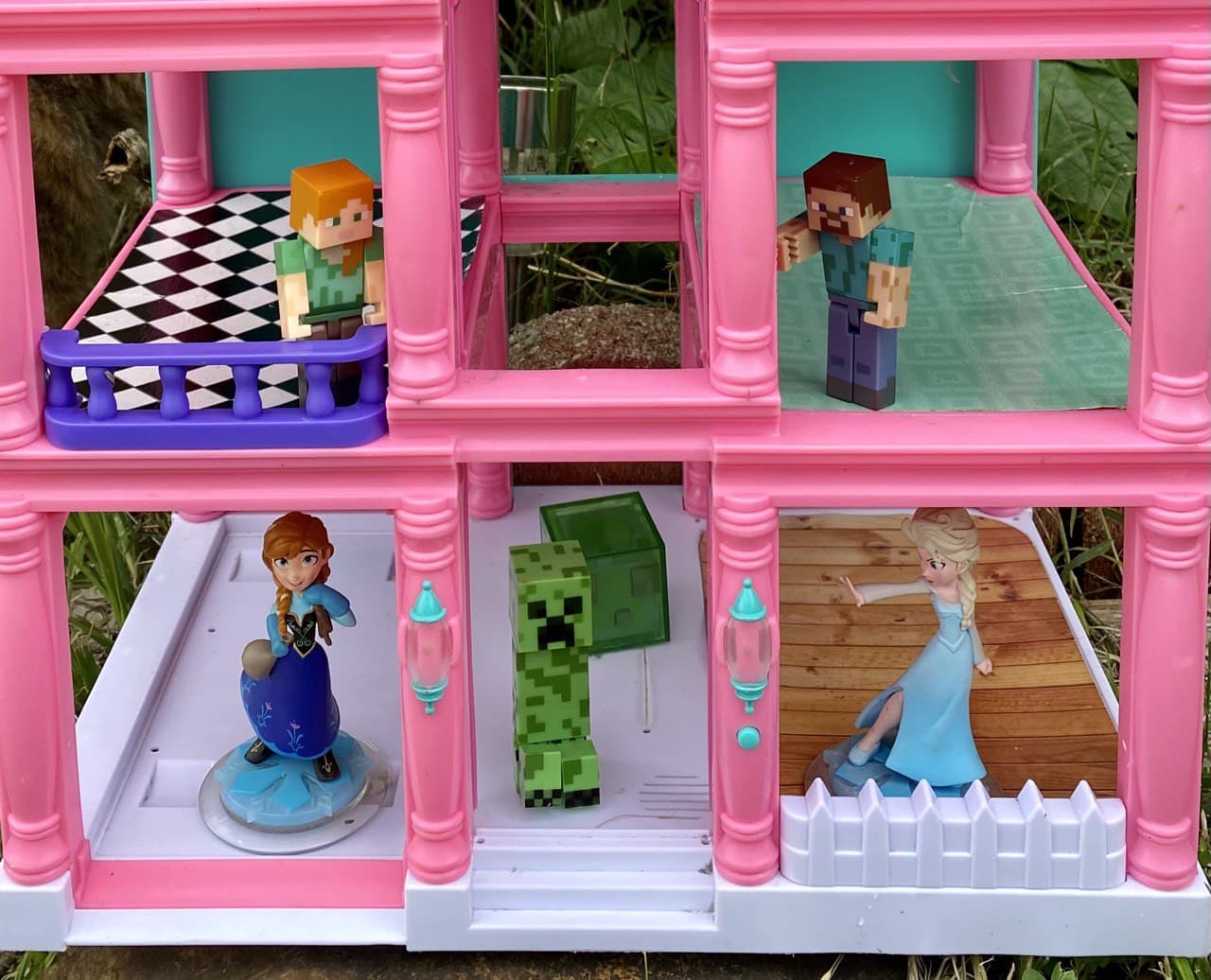 Minecraft Figures Meet Frozen's Elsa and Anna