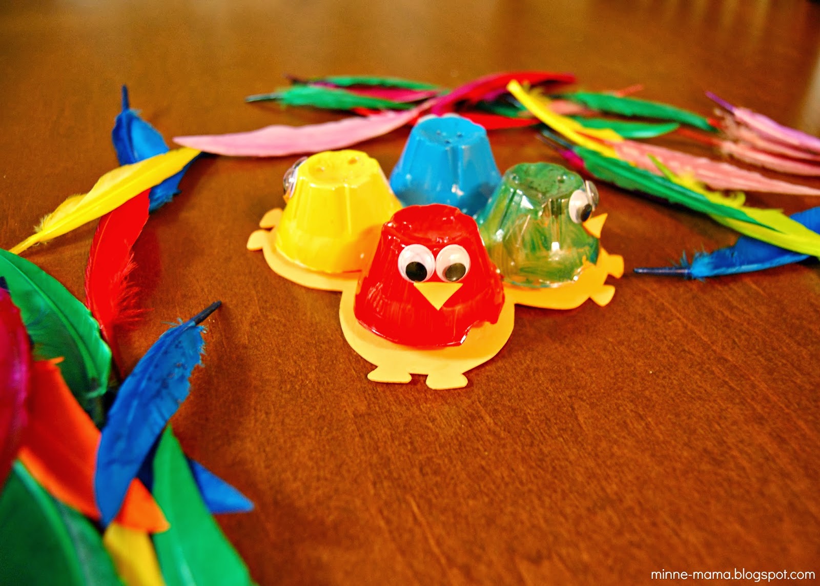Minne-Mama: Fine Motor Feather Play