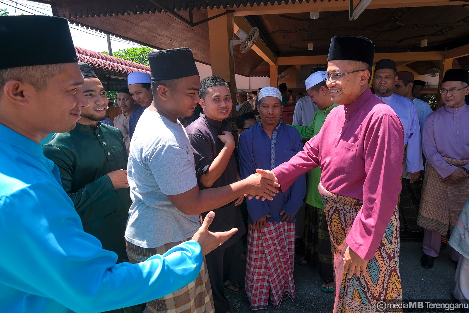 Sultan Mizan Solat Jumaat Bersama 1200 Rakyat