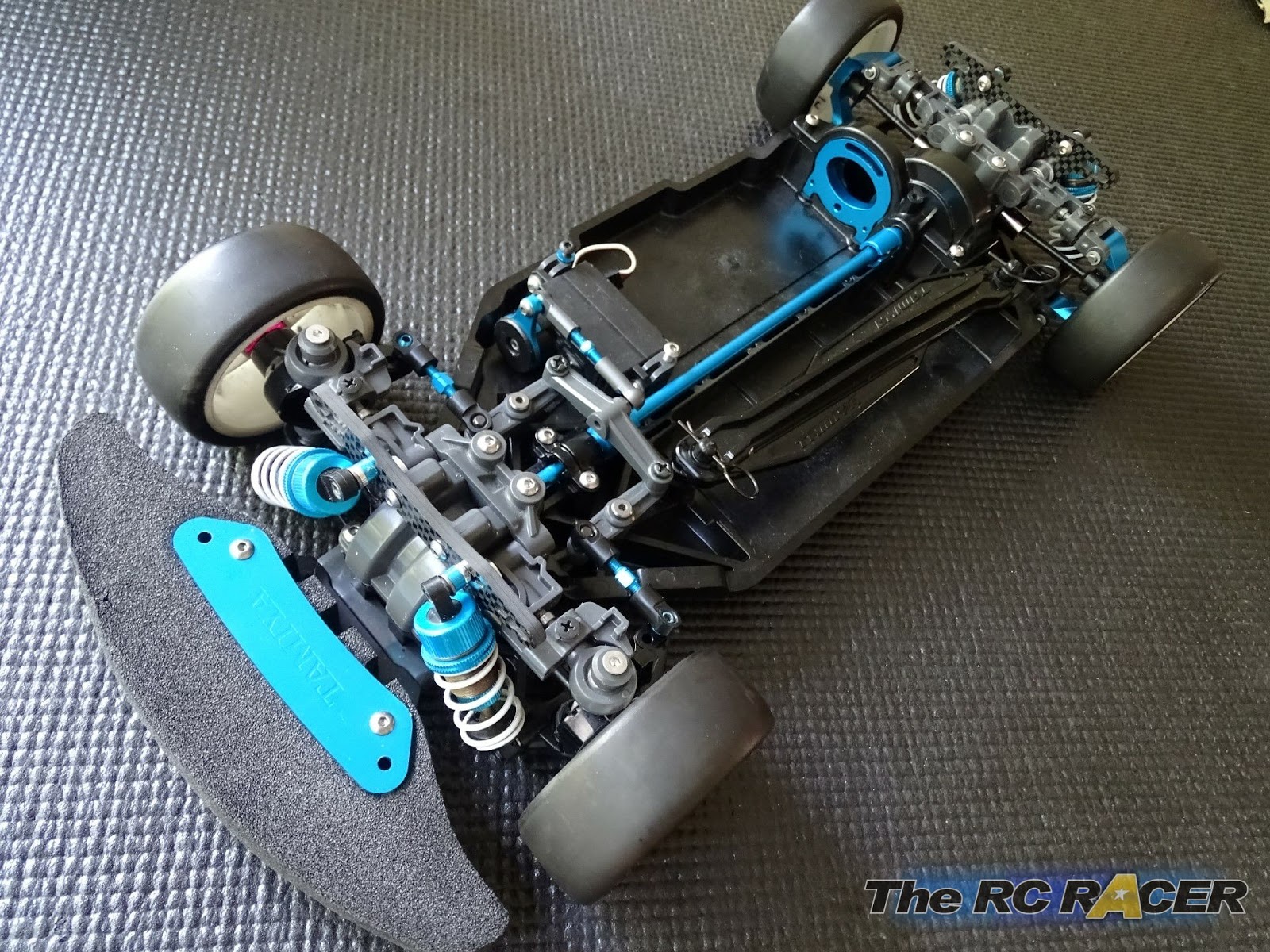 54947 TT02 carbon damper stay II Review | The RC Racer