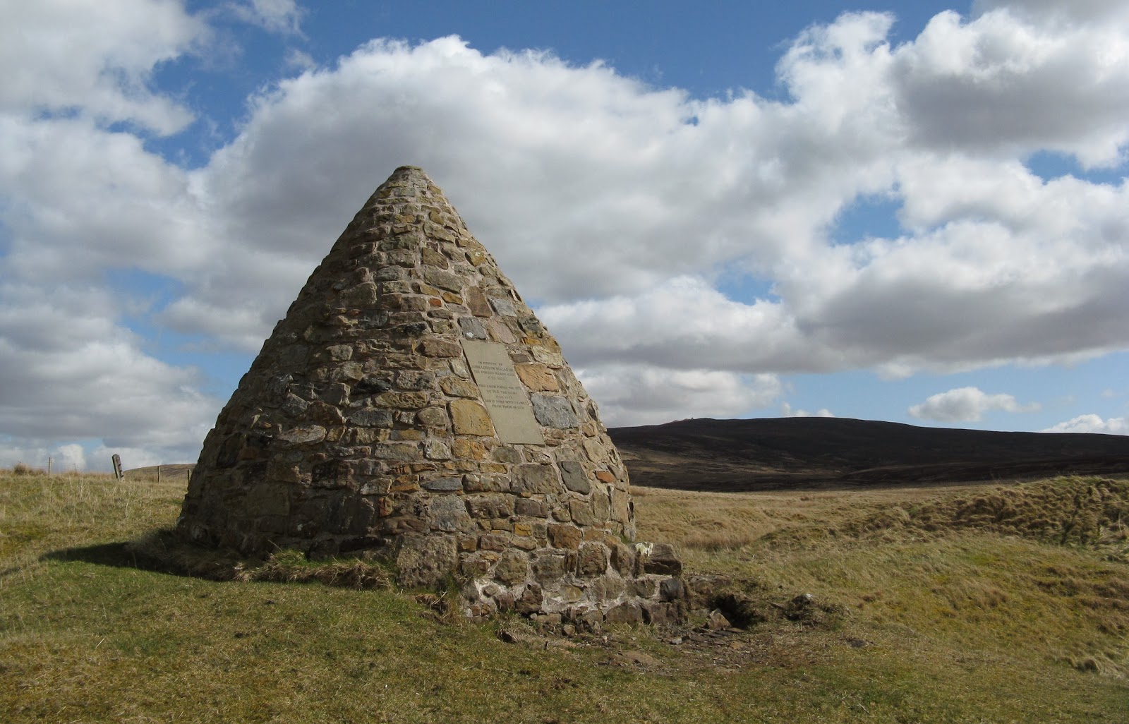 Neil's Hillwalking Exploits: Cairn Table