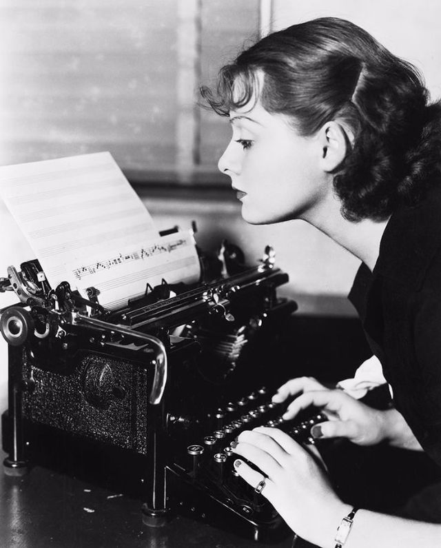 Before Computer: Here Is What People Worked With Their Typewriters in ...