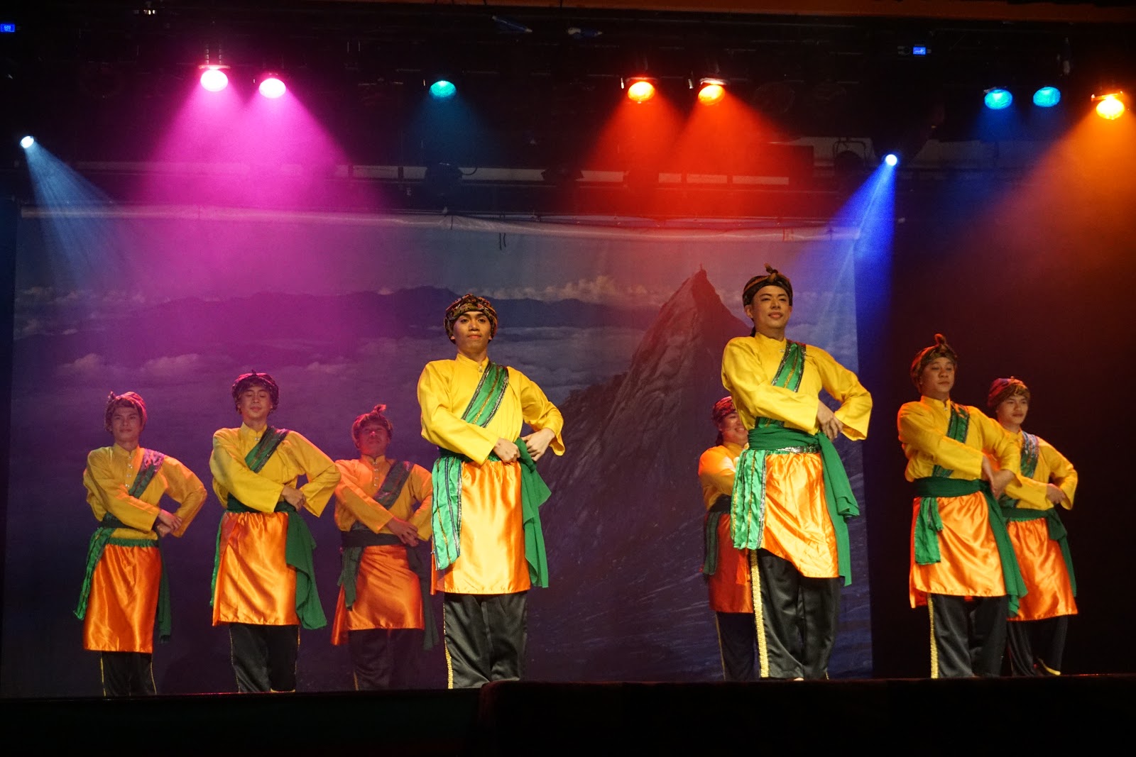 PERSEMBAHAN TARIAN ETNIK SABAH TITIK MENGALAI SEMPENA PANGGUNG SENI ...