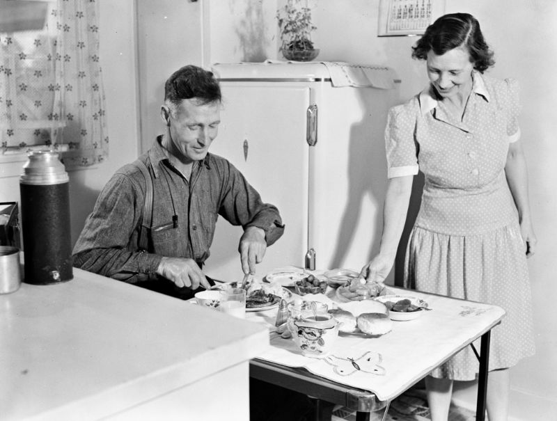 30 Vintage Photos Capture People in Their Kitchens in the 1940s ...