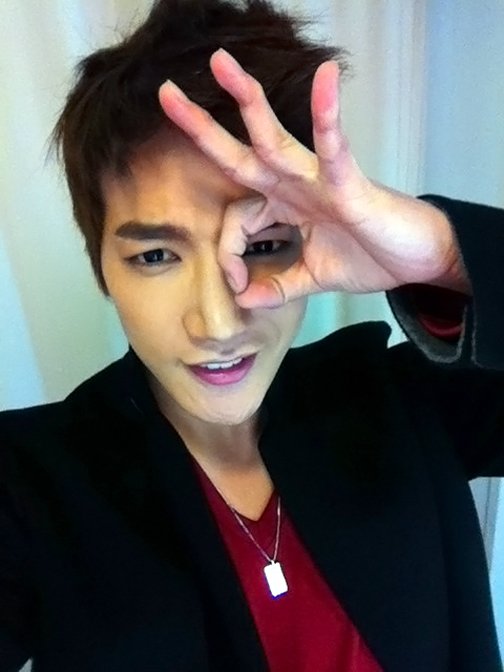 Everything About 2PM: [Entertainment][Twitter] The Pink light of 2PM Junsu
