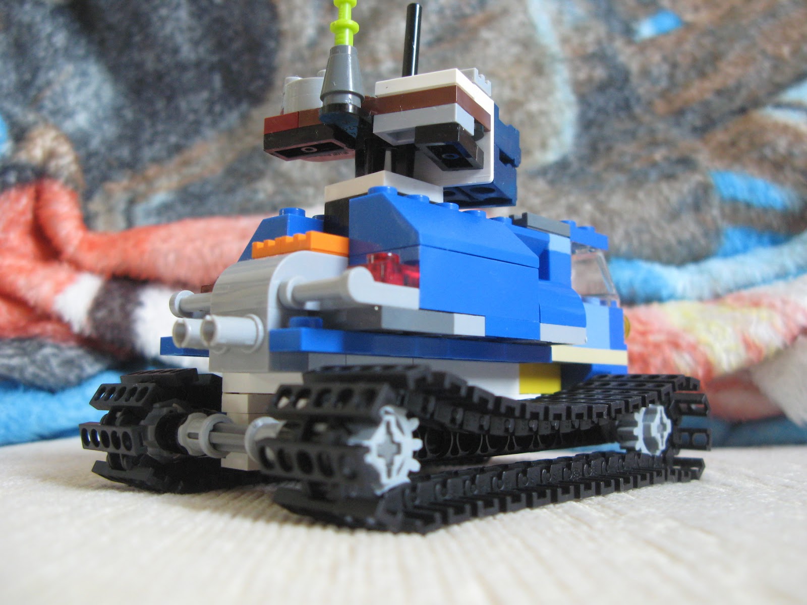 sarisaringketektyur: LEGO- tank track rocket launcher