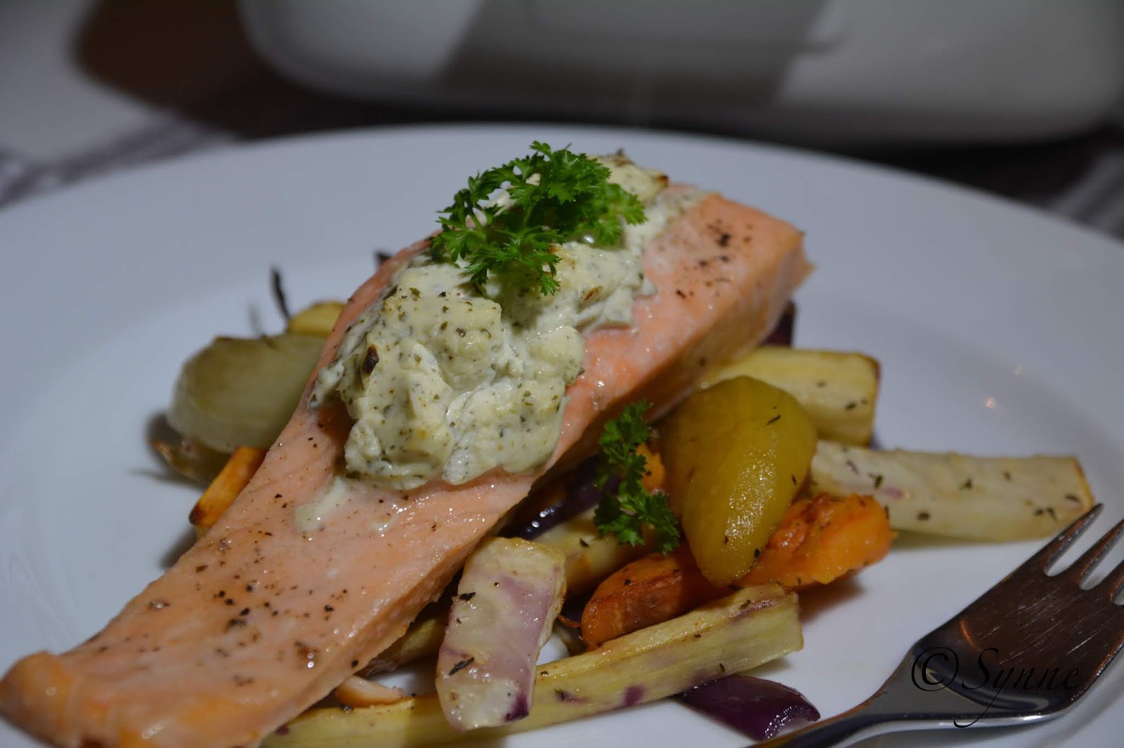 ganske enkelt: Laks med krydderost og grønnsaker bakt i ovn