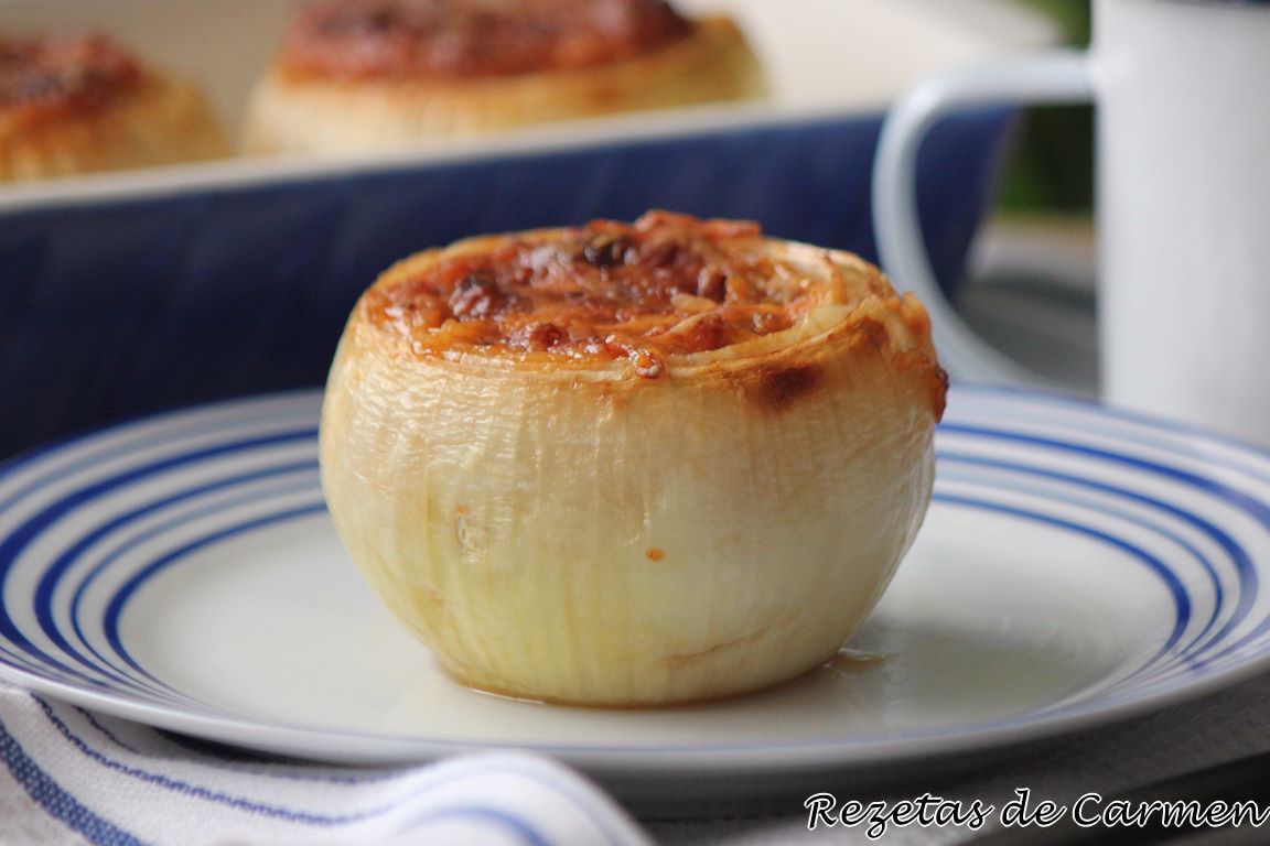 Cebollas rellenas de carne picada.