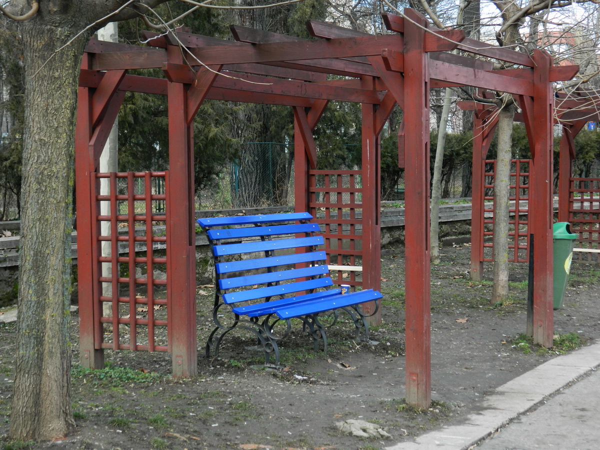 LA MULTI ANI, ROMANIA!: O noua generatie de banci la intrarea in Parcul ...