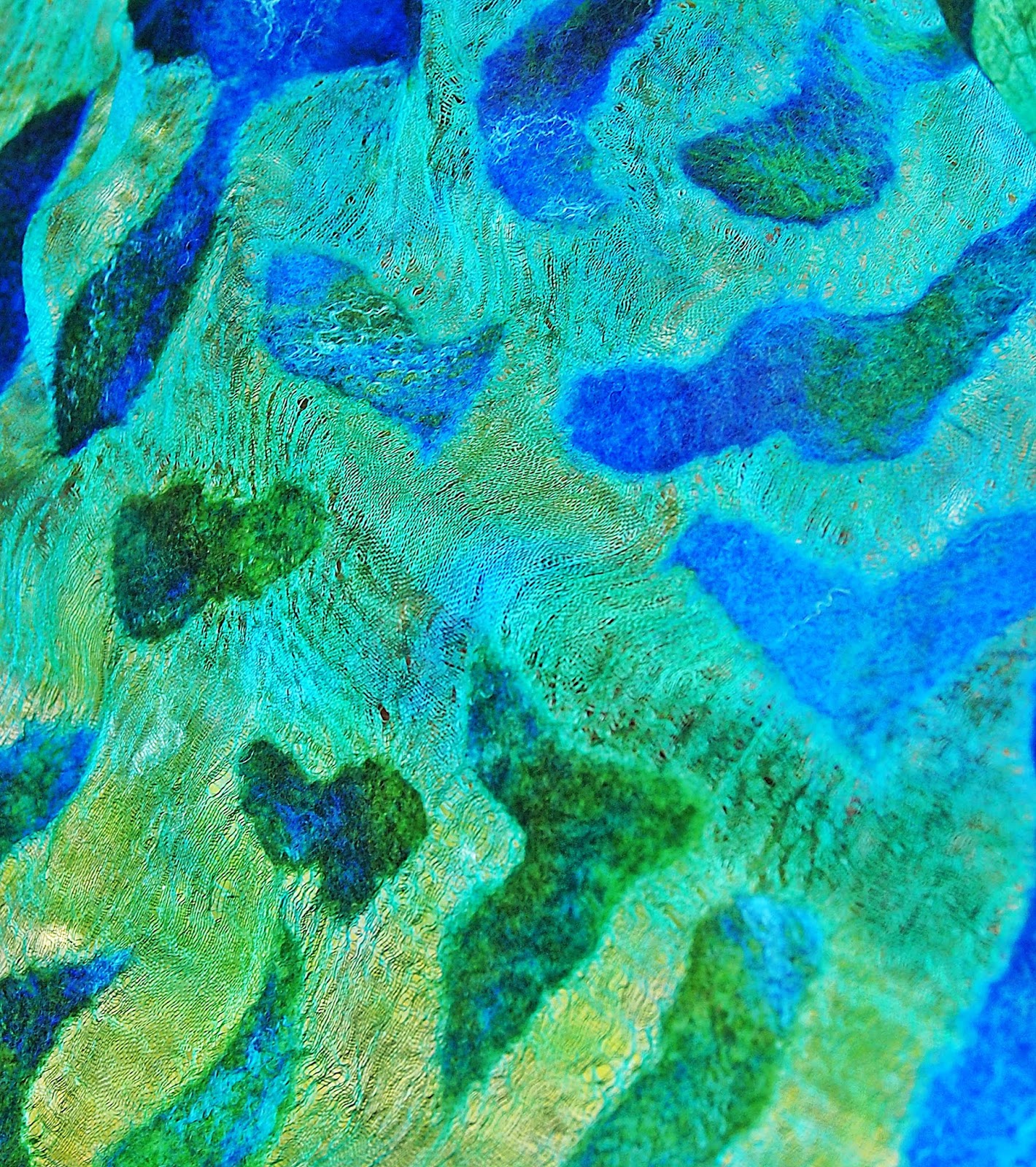 Eszter Nemez Műhelye: Ég és föld között-selyem nemez stólák