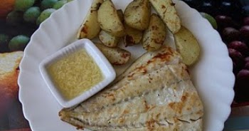 Retete usor de Gatit: File de cod si cartofi la gratar cu sos de usturoi