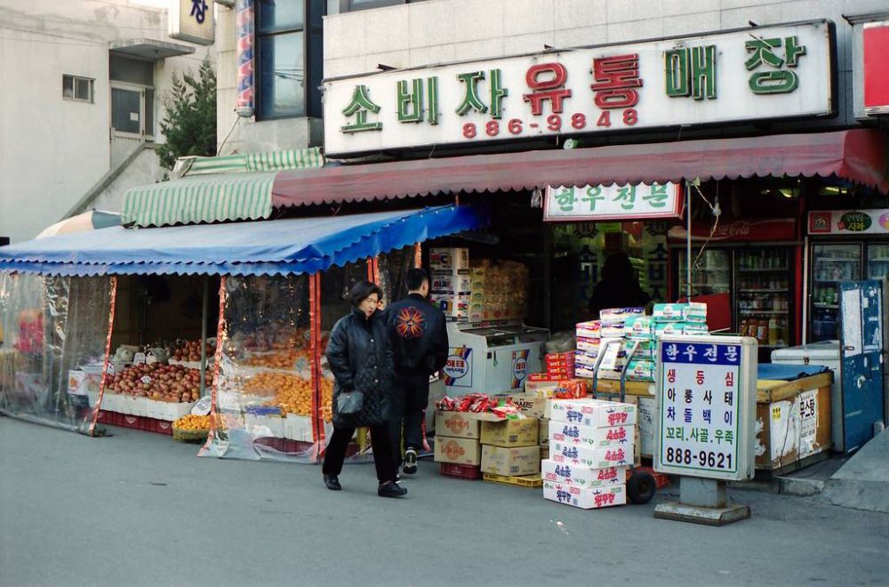 50 Candid Photographs That Capture Street Scenes of South Korea From ...