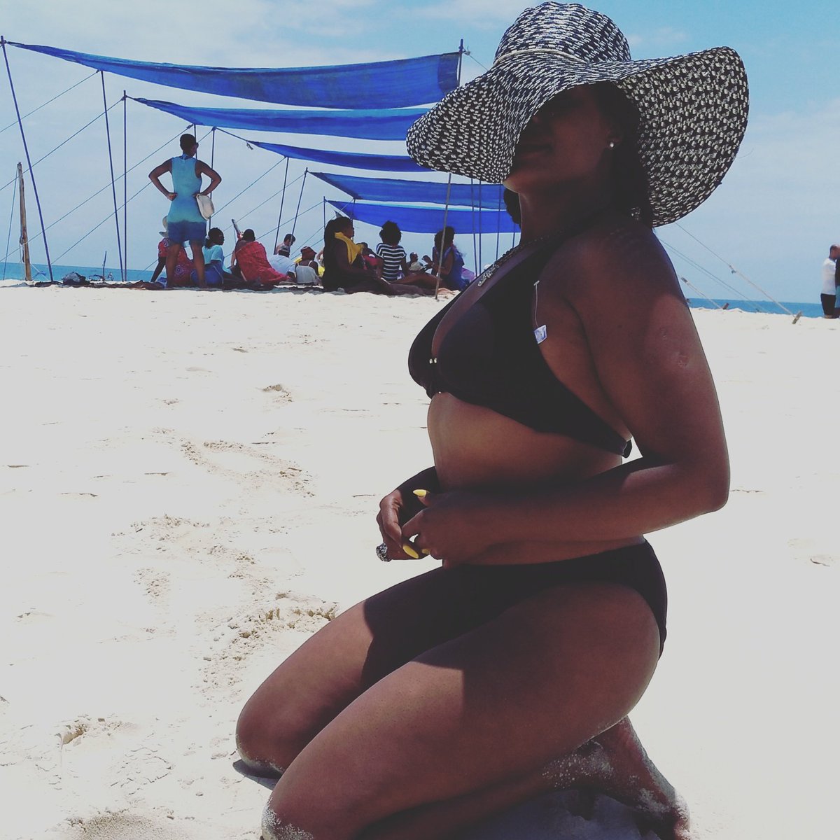 Kuli Roberts Display Her Bikini Body In Zanzibar