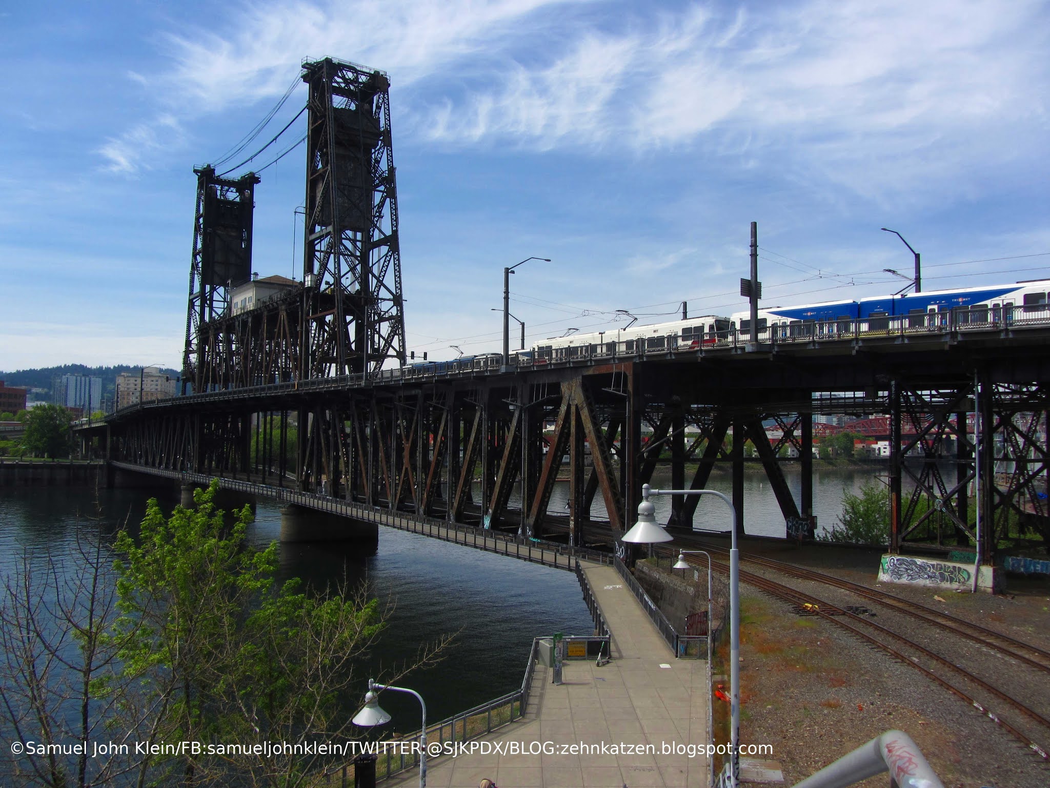 The ZehnKatzen Times: The Steel Bridge, Portland, Oregon, 2021