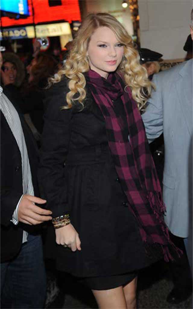 fashionjewellery: Taylor Swift Wool Scarf