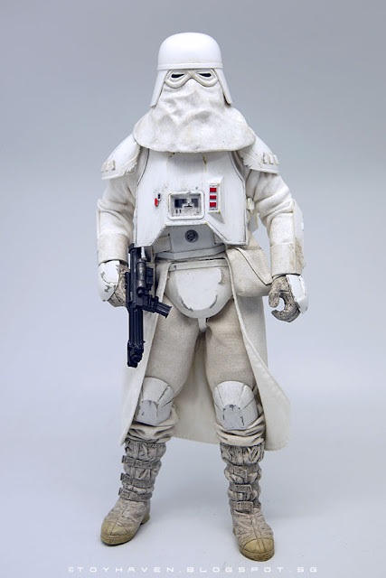 toyhaven: Comparison pictures of Hot Toys 1:6 First Order Snowtrooper ...