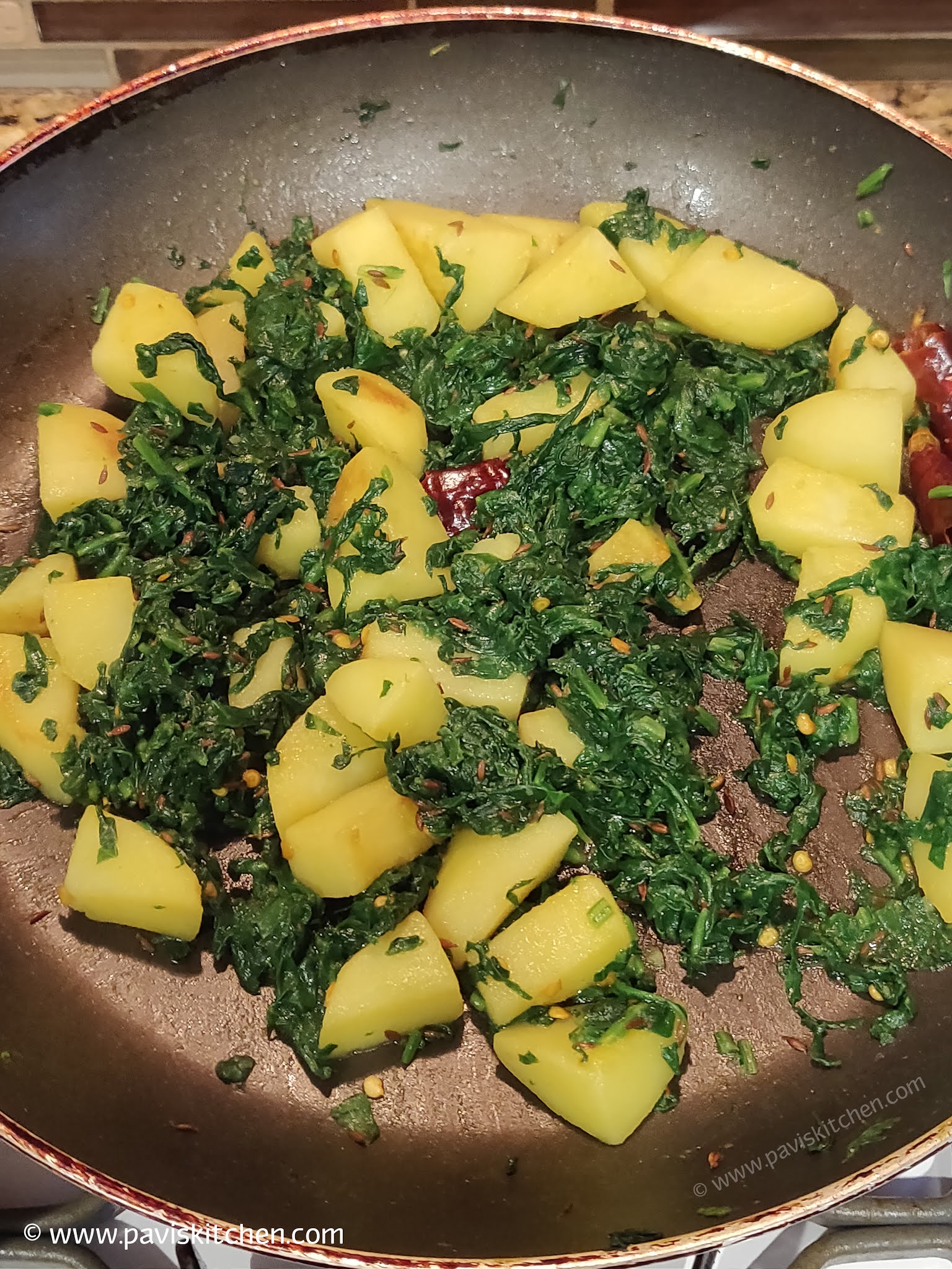 Aloo palak dry recipe | Punjabi saag aloo recipe | Potato spinach curry ...