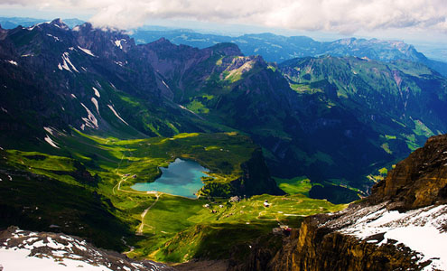 Aston Martin: mempunyai keindahan alam pegunungan yang sangat luar ...