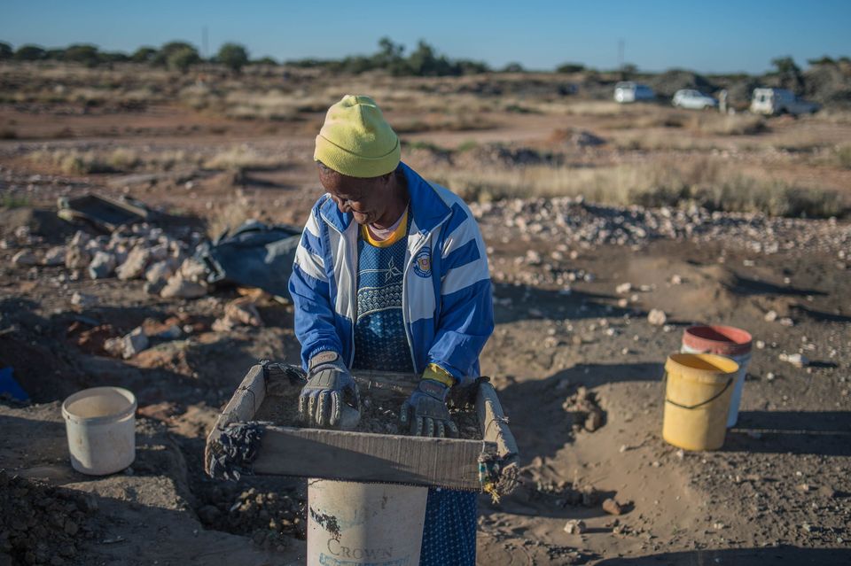 Artisanal and small-scale mining: σκάβοντας τα σπλάχνα της Γης για ένα ...