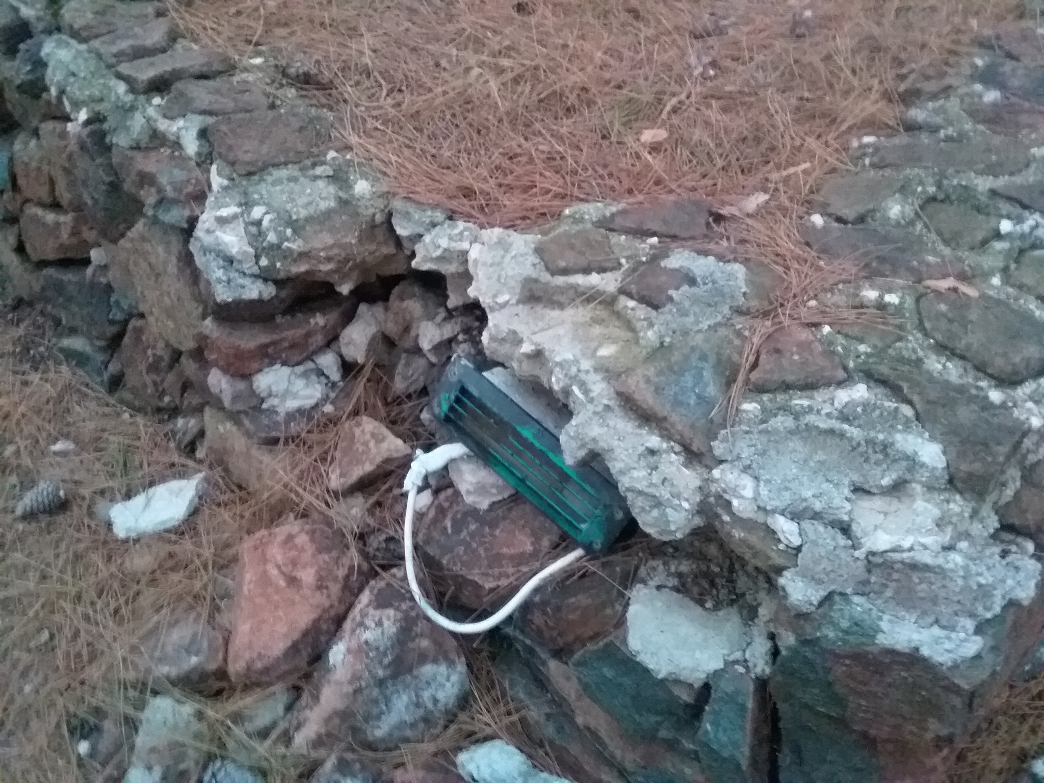 Παρλάπιπας: ΛΕΣΒΟΣ- ΛΑΘΡΟΜΕΤΑΝΑΣΤΕΣ ΕΒΑΛΑΝ ΦΩΤΙΑ ΣΤΑ ΒΡΥΣΑΚΙΑ ΚΑΤΩ ΑΠΟ ...