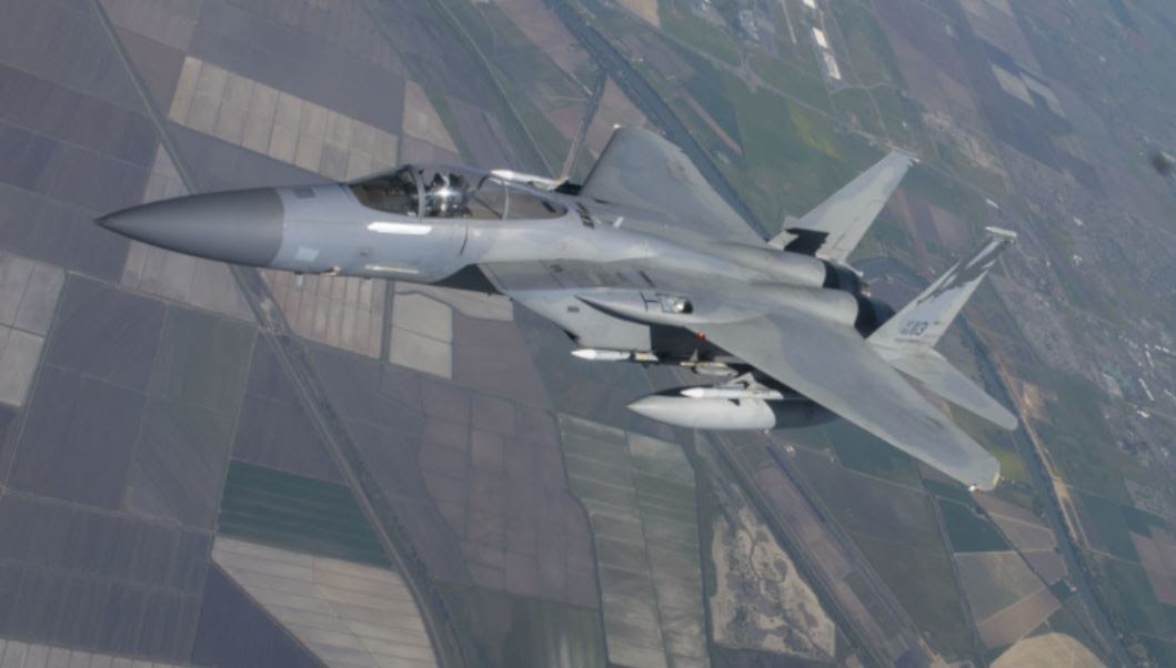 Military and Commercial Technology: USAF F-15C fighter jet fires ...