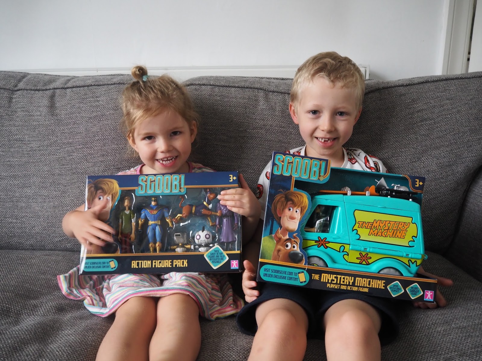 Chic Geek Diary: SCOOB! Action Figures & Mystery Machine - Review