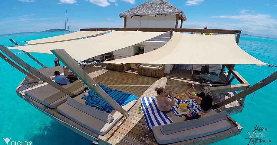 Floating Bar Di Tengah Lautan