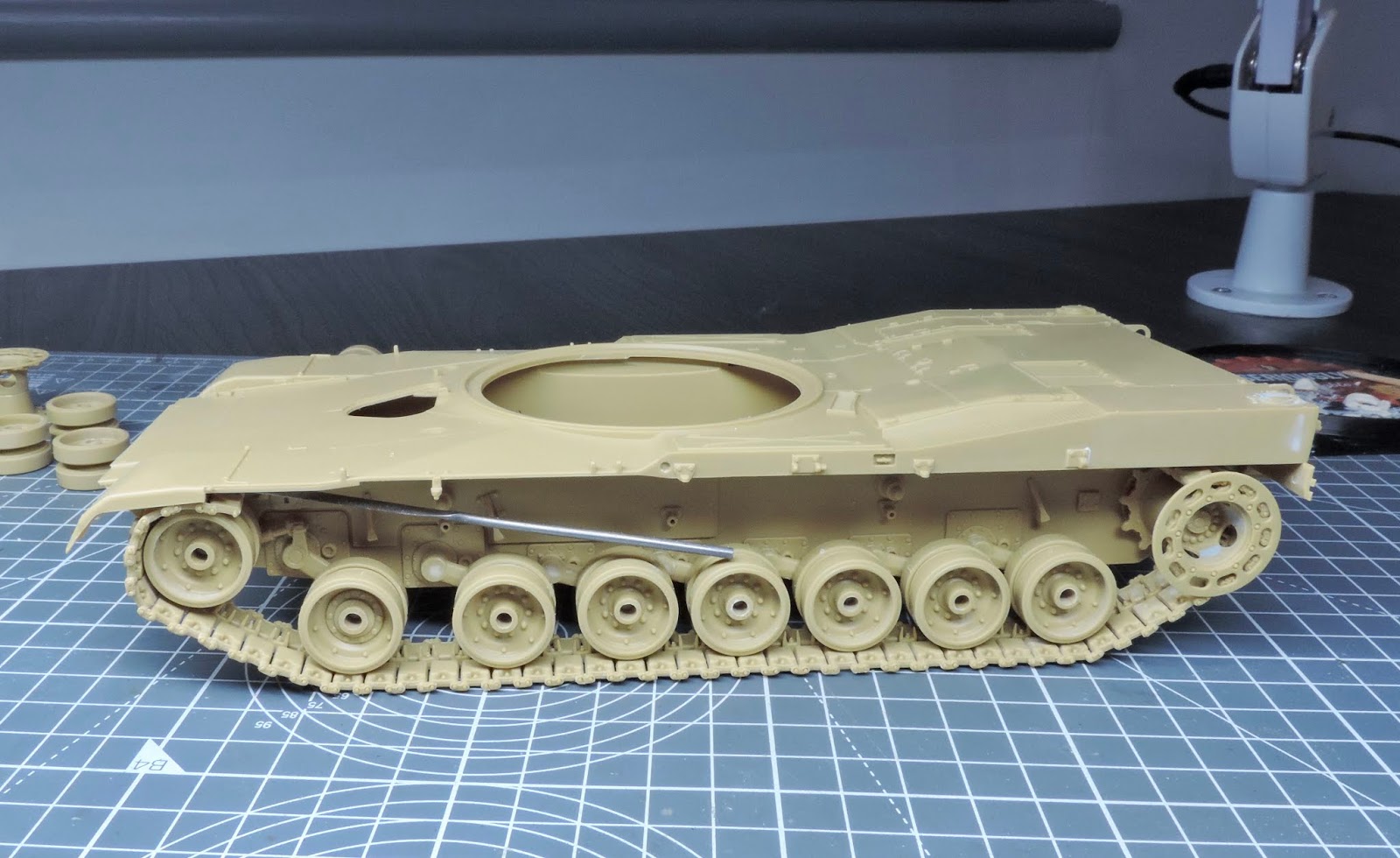 Pete's Model World : M1 Abrams Tackling The Tracks