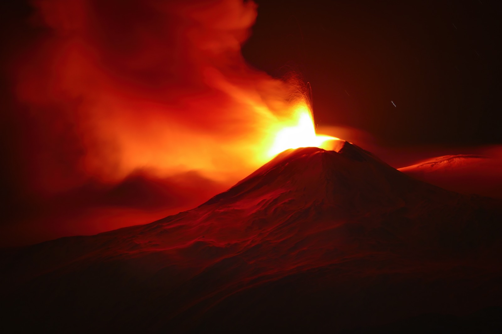 Mount Etna Eruption - Best Images - Erupción del Monte Etna - Mejores ...