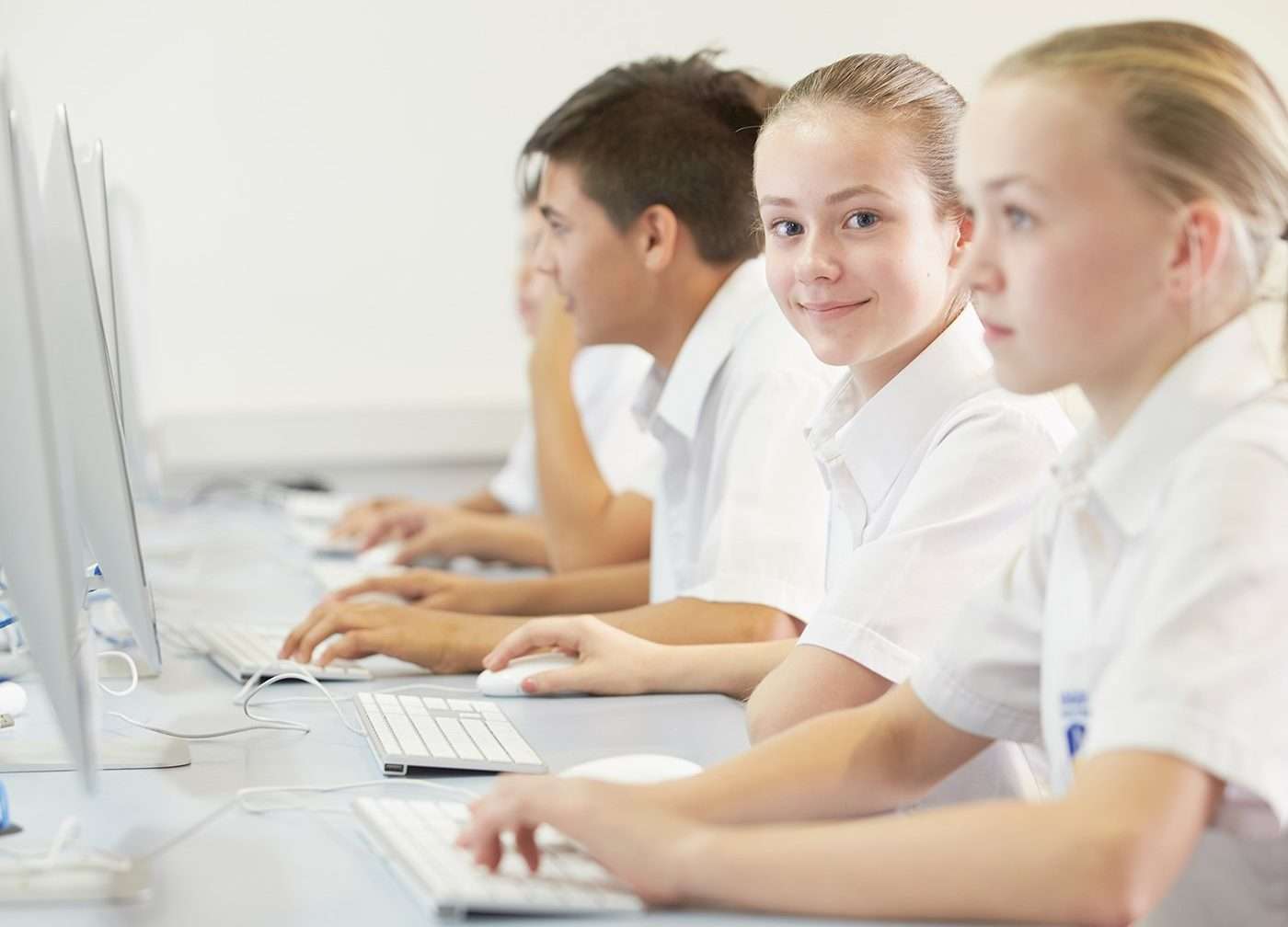 English as a lingua franca: ICT in English classroom for teaching listening