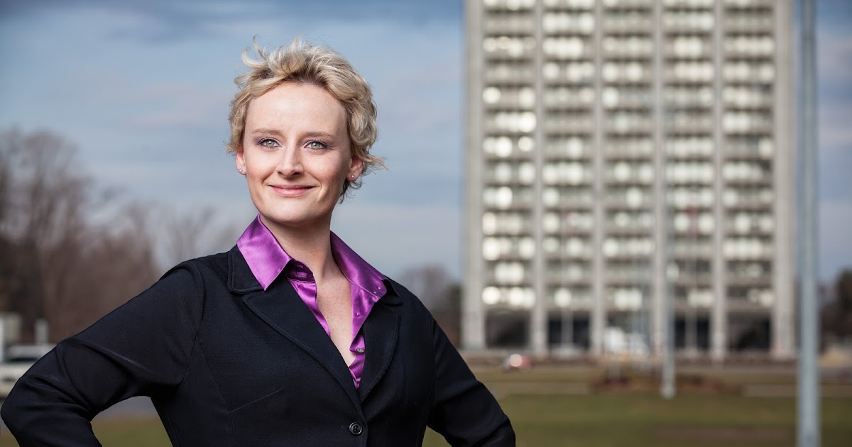 Sarah McVie - The Handmaid's Tale Brasil