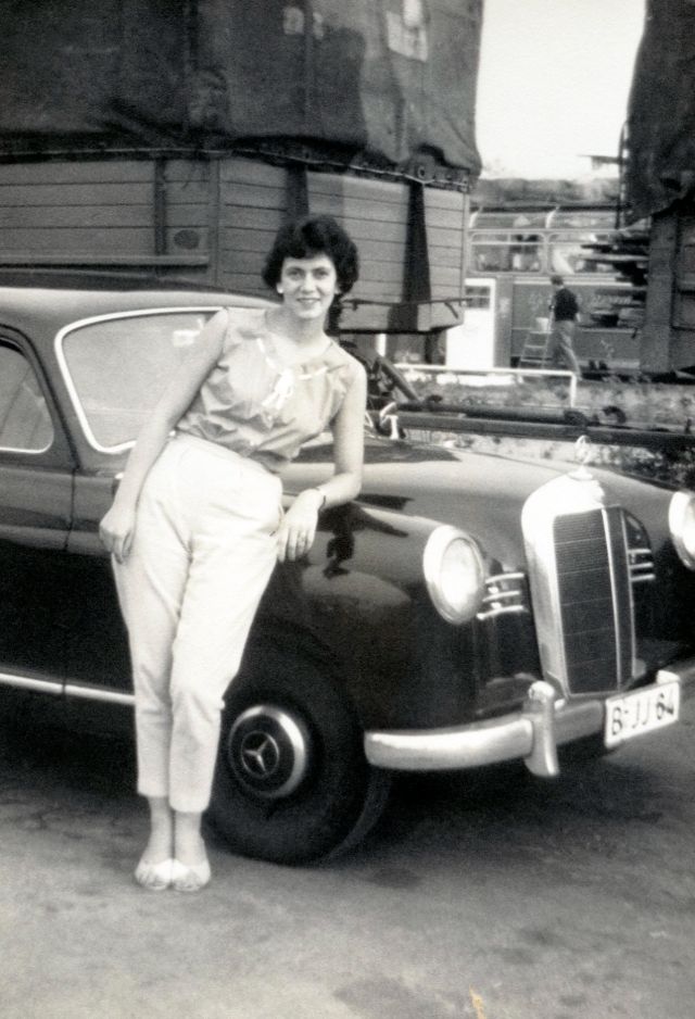 33 Vintage Photos of Women Posing With Their Mercedes-Benz Automobiles ...