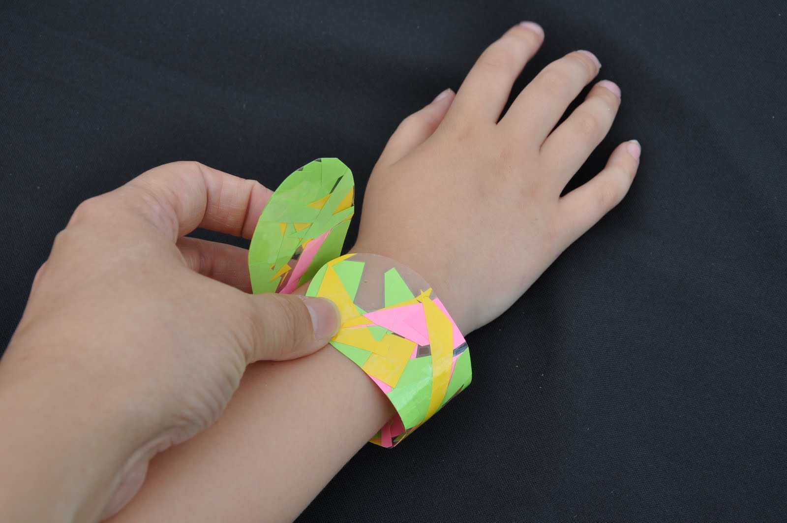 Backless Shirt: scrap paper kids' bracelets [a tutorial]