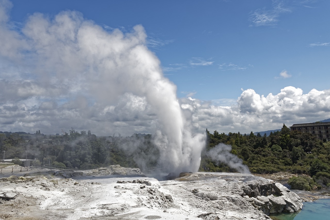 10 INTERESTING FACTS ABOUT GEYSER