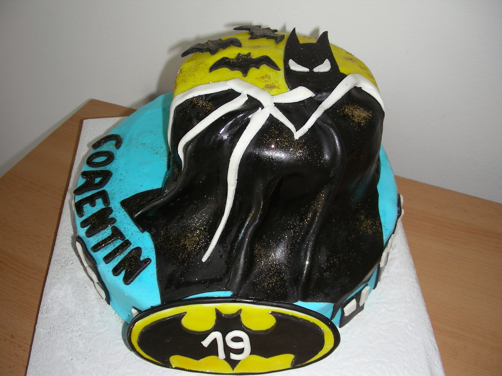 Batman Cake Batman birthday cakes, Batman cake, Batman cakes
