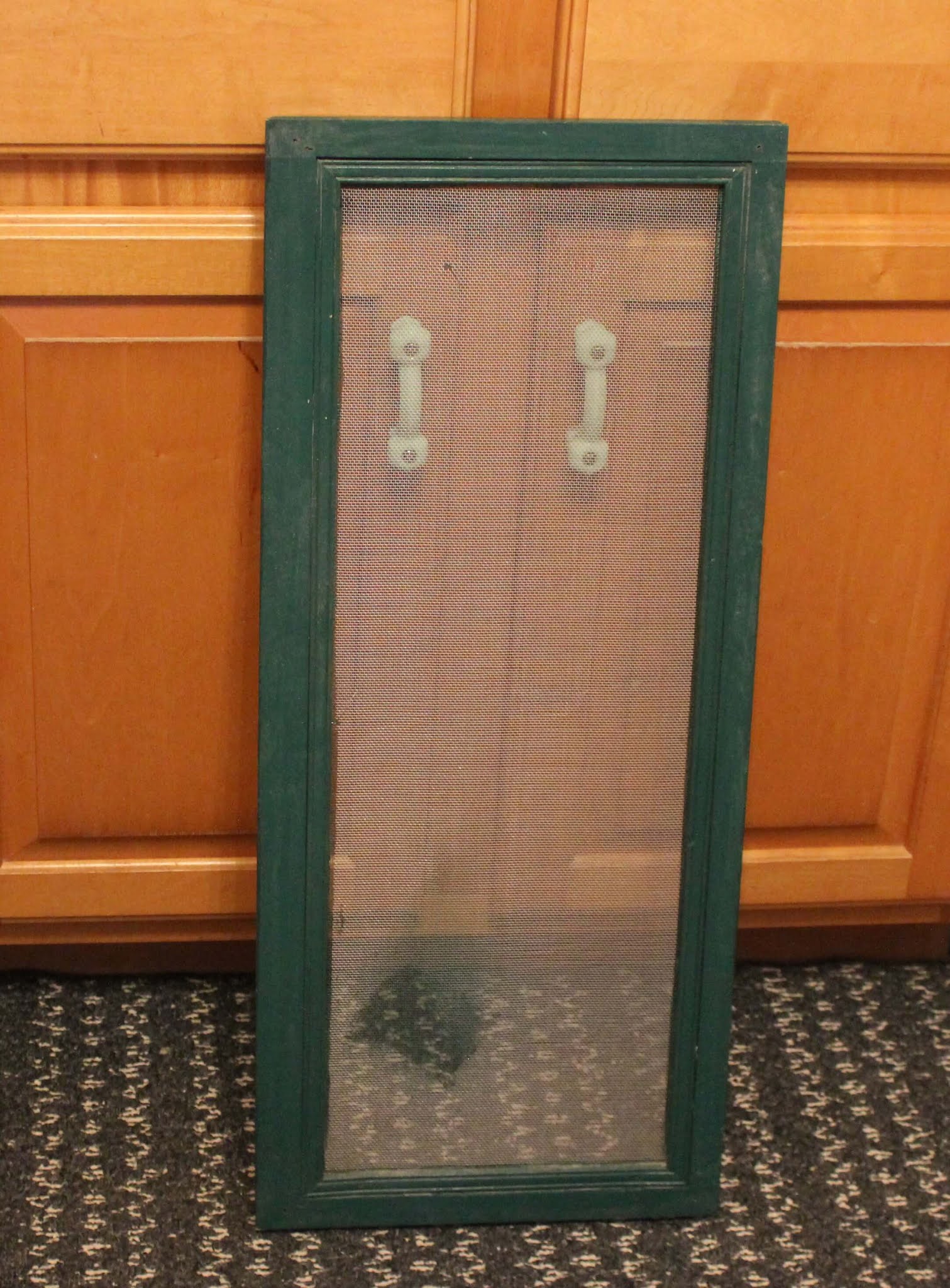 An Upcycled/Repurposed Window Screen Hot Cocoa Bar Sign - Organized Clutter